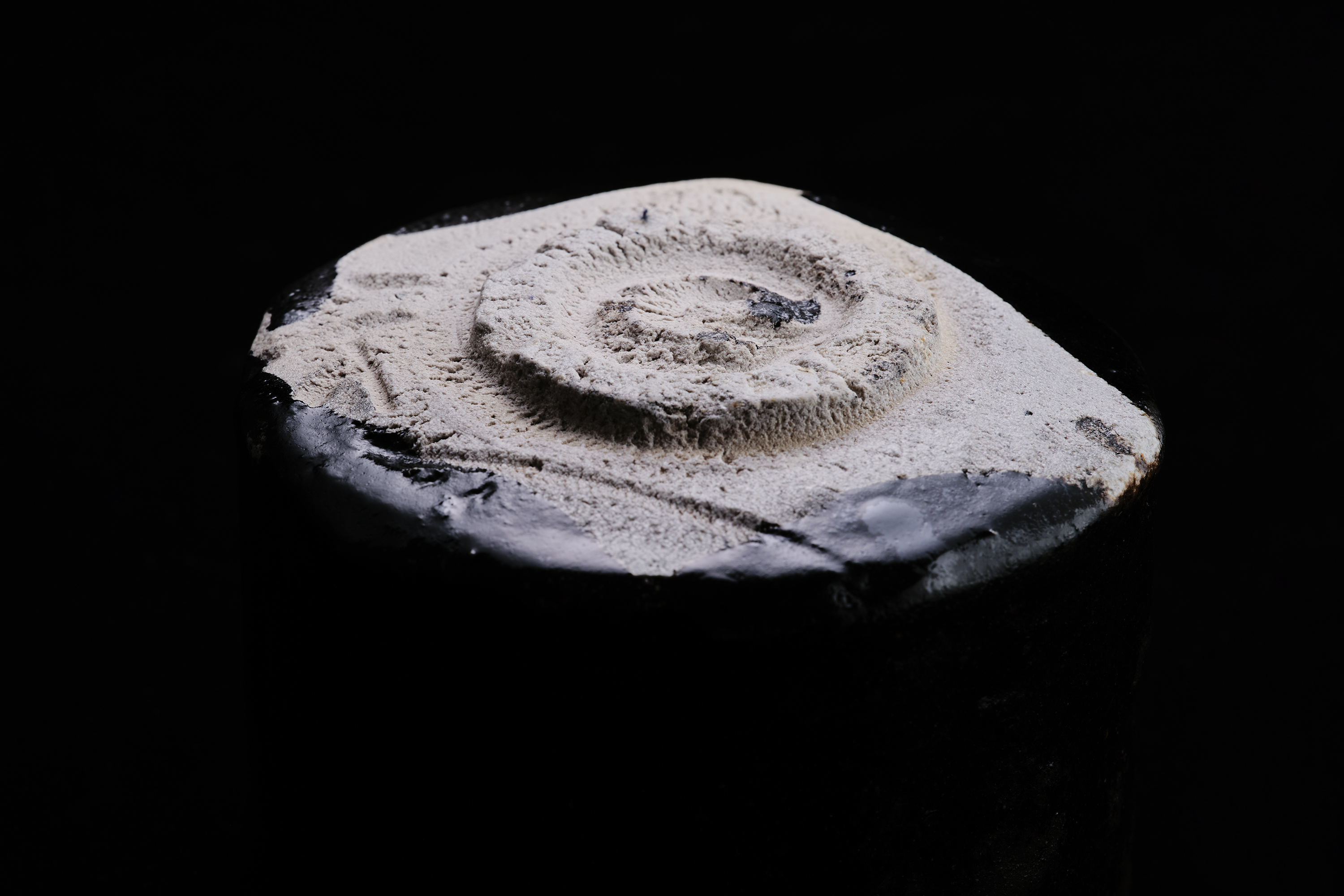 Hikidashi-guro Tea Bowl | Craft | KOGEI STANDARD | Online Media for Japanese Crafts