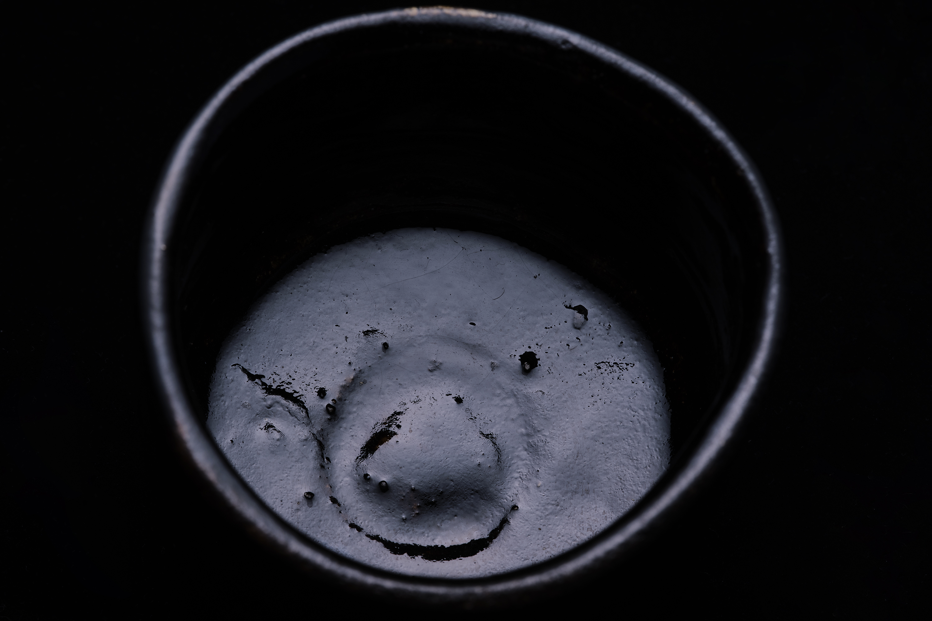 Hikidashi-guro Tea Bowl | Craft | KOGEI STANDARD | Online Media for Japanese Crafts